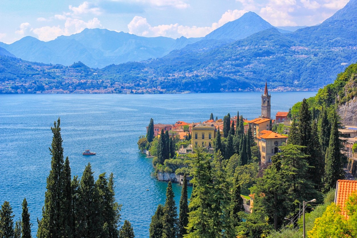 Lake Como vs Lake Garda: An Honest Comparison To Help You Choose!